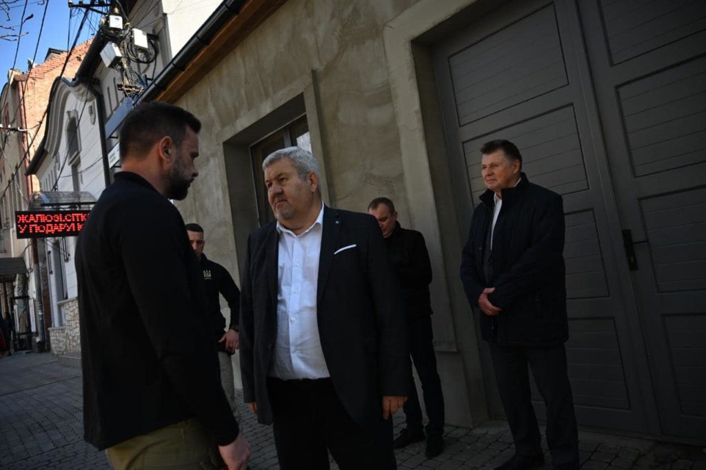 Viktor Mikita és Barta József ellátogatott a Magyarország segítségével ...