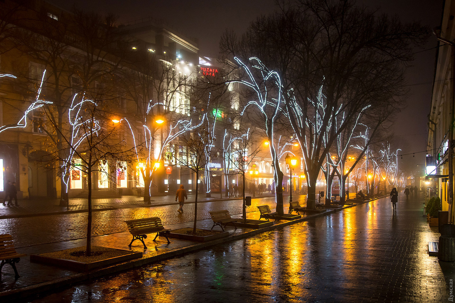 Hétfőtől tilos a kültéri reklámok, reklámtáblák, égőfüzérek, kirakatok ...